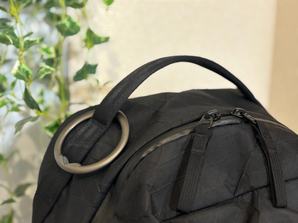 【レビュー】Clipa（クリッパ）バッグハンガー｜耐荷重15kgのミニマルフックでバッグを床置きしない生活 - Slow Standard